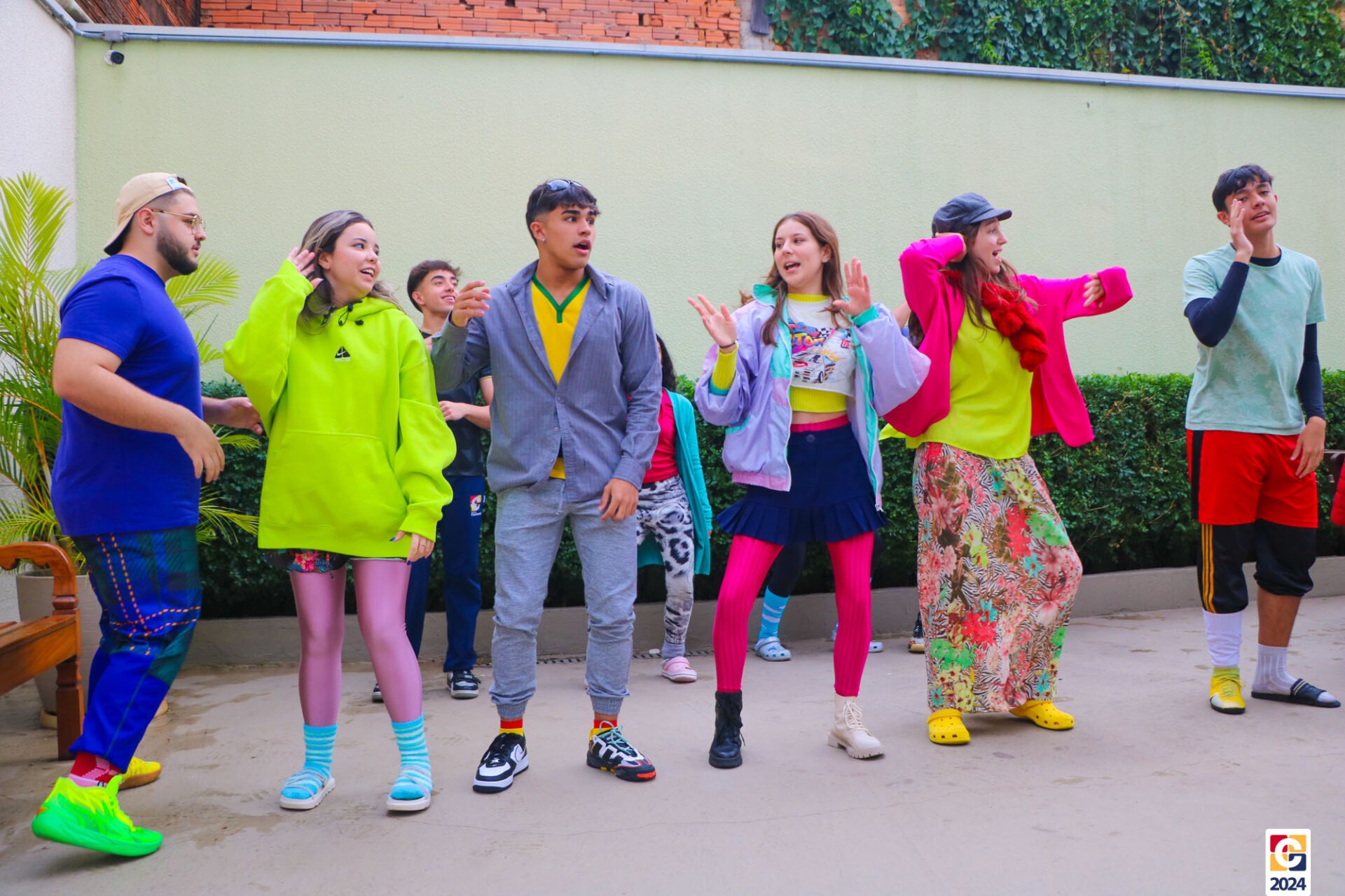 💃 Roupas bregas, alegria e descontração em mais um Dia Temático do ...